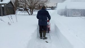 Уборка снега снегоуборщиком .