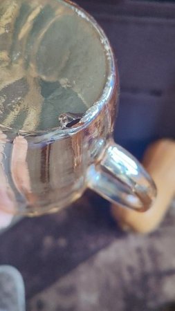 Треснула кружка из фикс-прайс, третья по счёту.