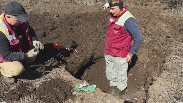 Коп в поле, конец марта. В поисках  старины. Продолжаем шурфить в поле. Серебро Царское.