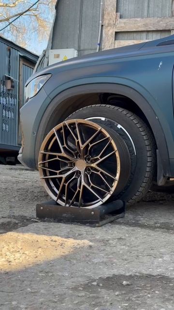 Geely Monjaro на примерке
дисков в 20-ом диаметре