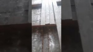 Монтаж металлочерепицы с заменой обрешетки на кровле.
