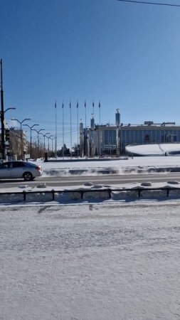 Яркий солнечный день на площади Ленина г. Якутск 17 марта 2025 года