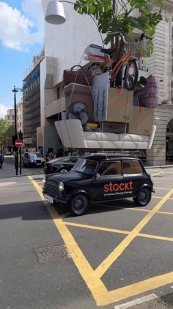 🚗 Этот переезд — либо гениальная логистика, либо новая форма искусства. Главное, не дышать. 🧳