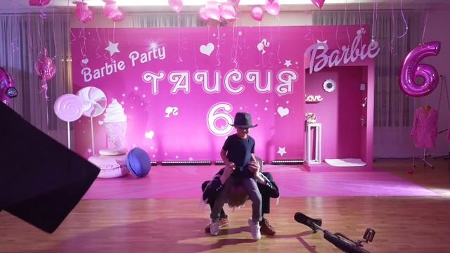 Акробатическое шоу на программе "Барби"