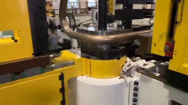 гибка медной трубы на огромном трубогибе Soco .mp4