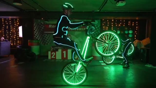 Неоновое шоу с велосипедами