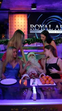 Подарков нет будет!! Дедушка   прикайфовал и остался в Royal Arbat