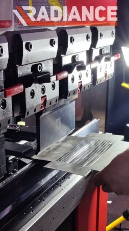 Комплекс лазерной резки и электромеханический листогибочный пресс с ЧПУ от Radiance.