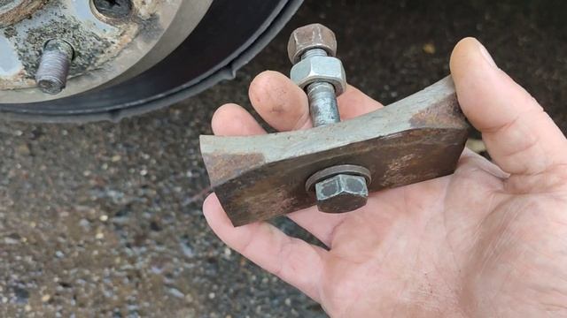 Замена задних тормозных колодок Hyundai H-1, Grand Starex. Профилактика суппортов.