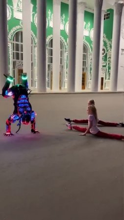 Близняшки и Муравей садятся на шпагат
