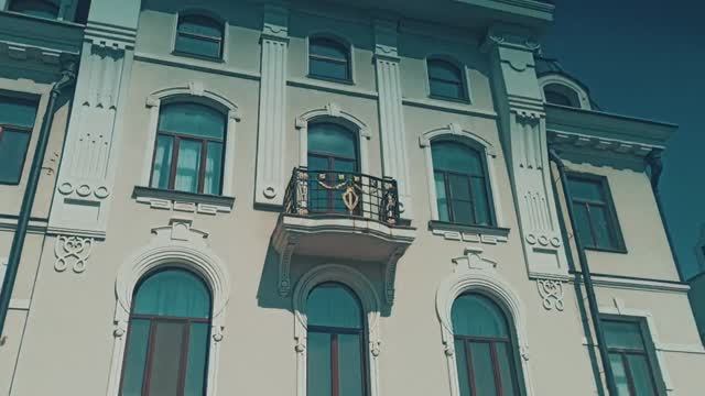 По Казани.