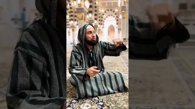 Сразу бегут к Пророку (с.а.в) при прибытии в Медину.