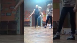 Тренировки и шпагат с подругой Викой)
