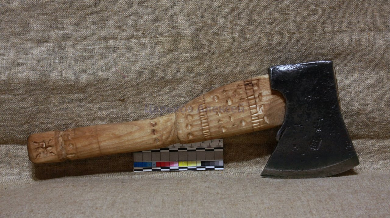 Интересный топор мангазейского типа, заточенный под потёс.