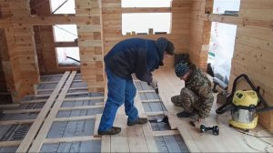 Монтаж чистового шпунтованного пола в брусовом доме.