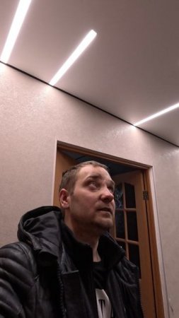 Натяжной потолок с световыми линиями в прихожей