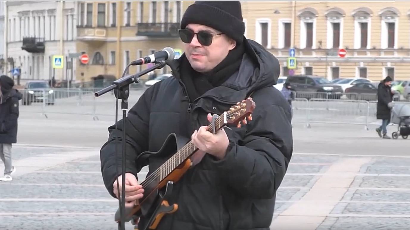 Музыкант на Дворцовой.