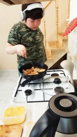 Максим уже не говорит: Я хочу кушать 
он говорит: Я хочу ГОТОВИТЬ 😎😁
Аутизм