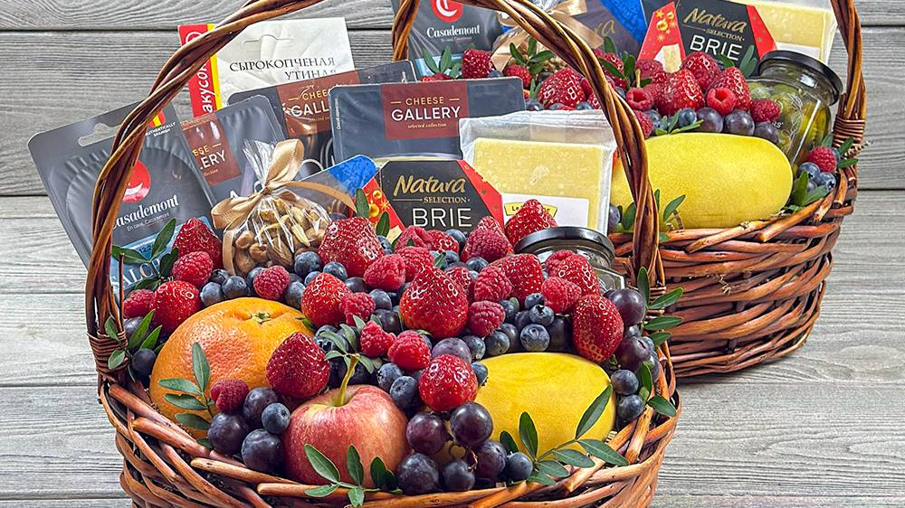 Подарочная корзина с фруктами и ягодами «На свидание с любимой»