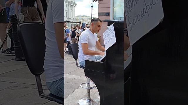 Пианино на Невском проспекте. Июль 2024