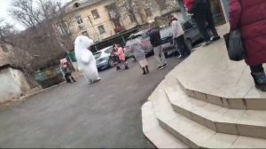 Медведь возле кафе
