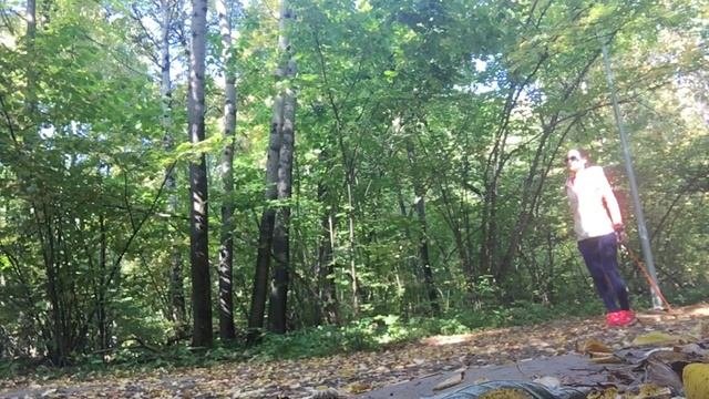 Замедленная съёмка. Техника скандинавской ходьбы.