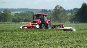 CLAAS AXION 850,CASE IH PUMA 210 с косилками CLAAS и KUHN скашивают люцерну.