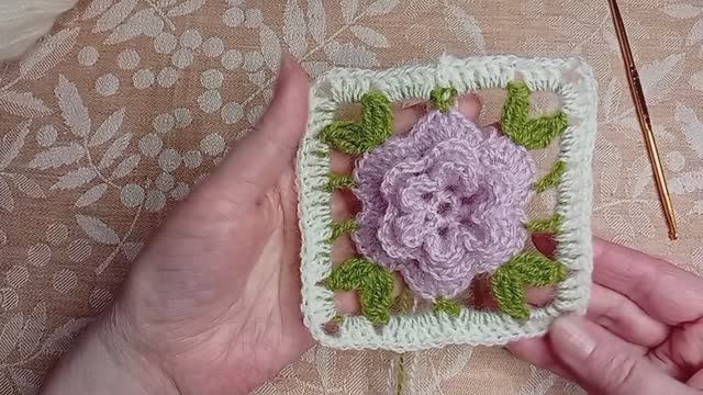 Квадратный мотив крючком с объёмной розочкой