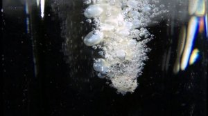 Процесс горения охотничьей спички под водой