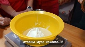 Пирожное "Шапочка Деда Мороза" Рецептура новогоднего пирожного в описании ролика.
