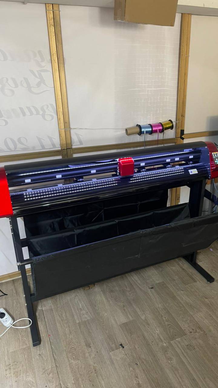 ОБЗОР работы на режущем плоттере ручкой Модель SMARTCUT V48  www ultra-s.com