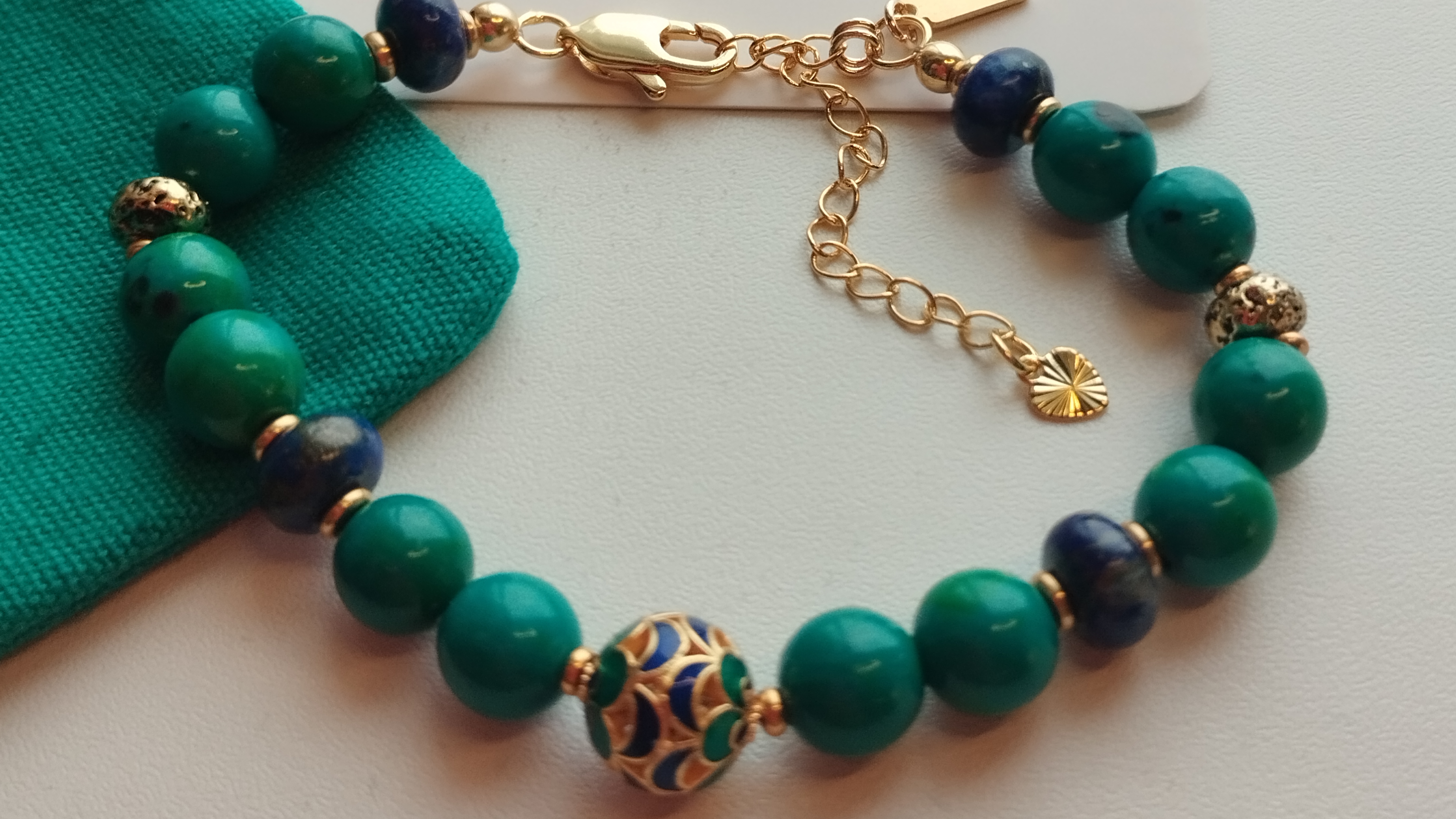 Браслет из лазурита, бирюзы, лавы, бусины с эмалью и позолоченной фурнитуры.