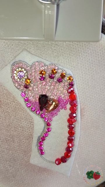 Брошь из бисера и бусин Ножка