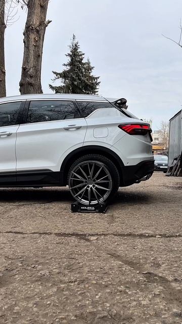 Geely Coolray на примерке дисков в 20-ом диаметре