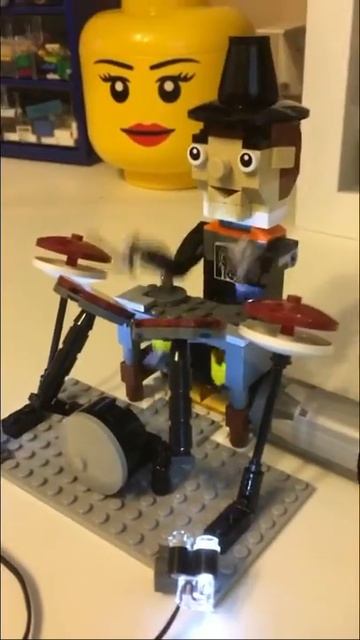 Самоделка Lego техник Automatic. Лего фигурка играет на барабанах.