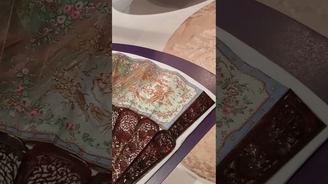 Веер с росписью по картине Лагере Земля.