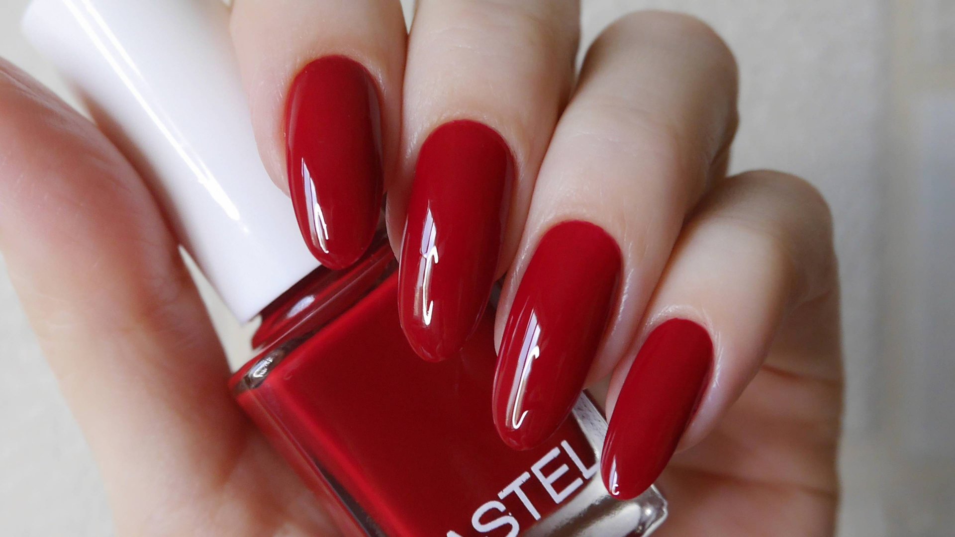 Маникюр в классическом красном цвете (обычный лак)