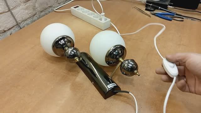 Установка выключателя на провод настольной лампы.