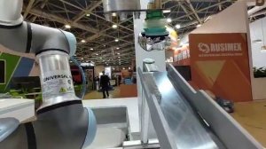 Коллаборативный робот Universal Robots UR3 с вакуумными присосками переносит пачки с печеньем