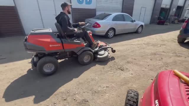 Кто лучше? Гонки на садовых тракторах: Husqvarna R 420tx awd vs MTD