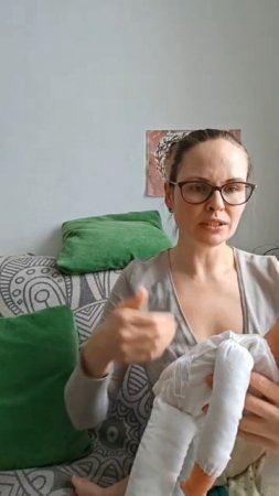 Когда начинать носить малыша в боковой позиции