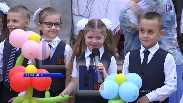 Стать отличницей смогу Я. Первоклашка на своей первой линейке.