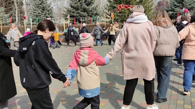 Хороводы на весёлом празднике Масленицы в Осинках!