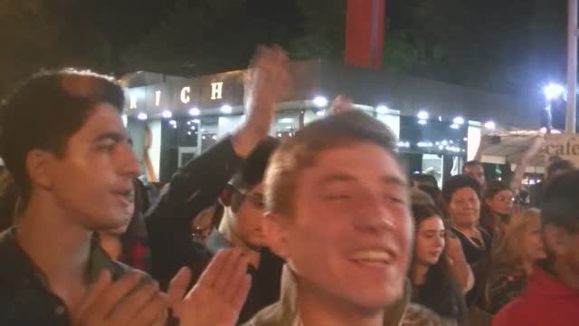 Доброжелательный, веселый вечерний Ереван