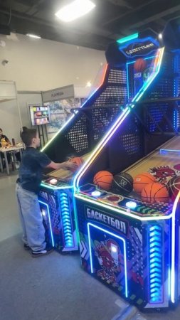 Игра в баскетбол взрослый