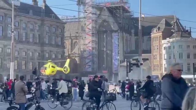 Неизвестный с ножом напал на людей в центре Амстердама, 5 человек пострадали