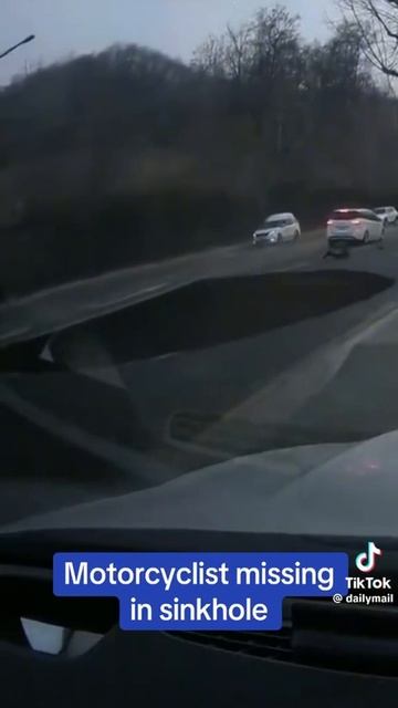 В Сеуле мотоциклист упал в 20-метровую яму