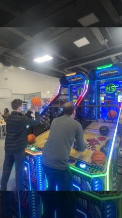 Игра в баскетбол взрослый