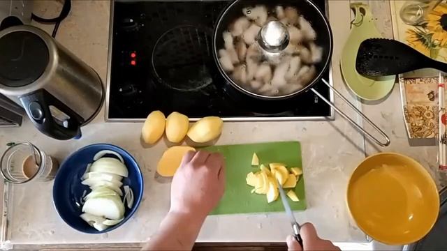 Жаренная картошечка со свиной шкурой.