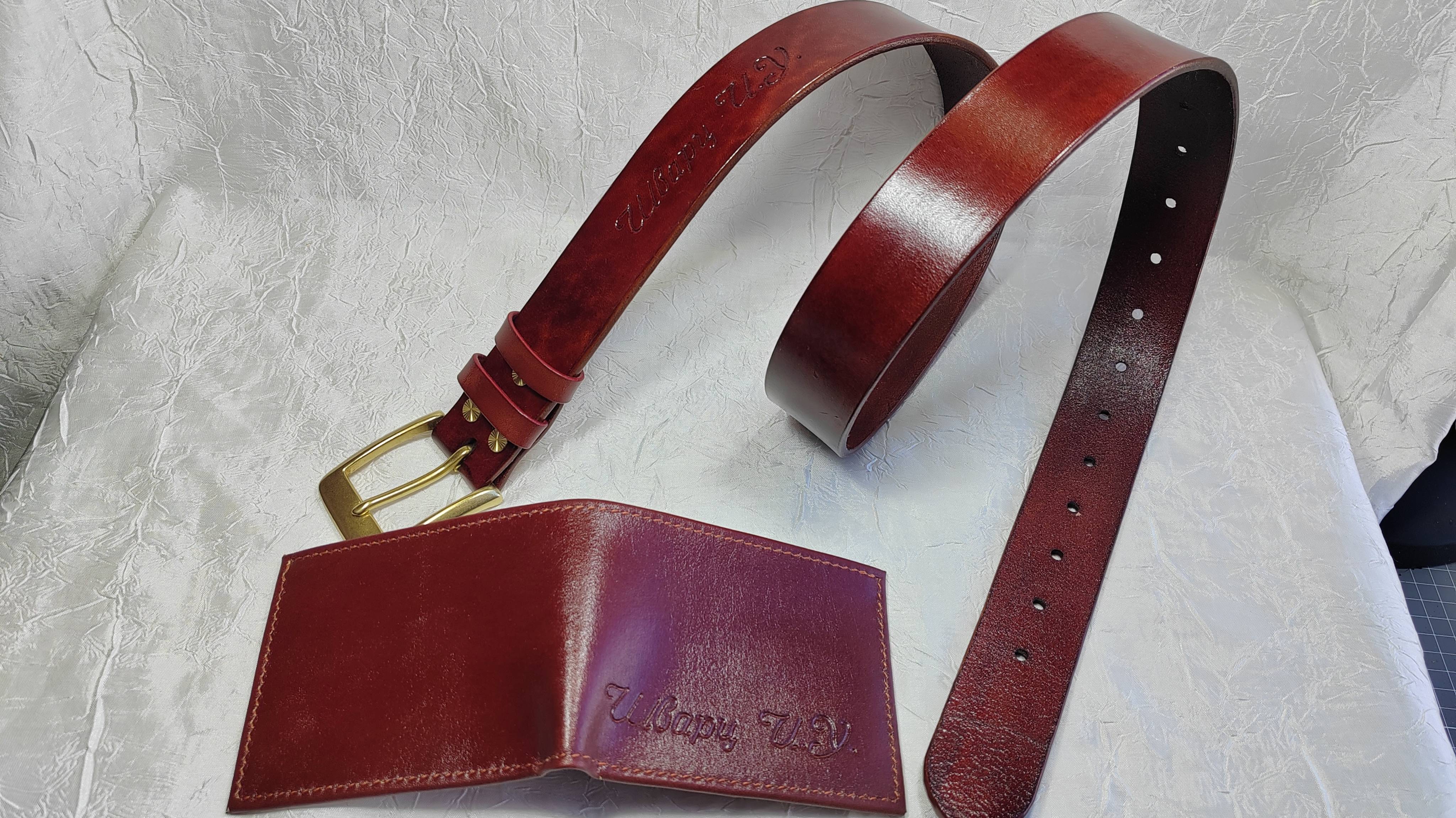 Комплект в подарок. Ремень мужской + кошелёк с инициалами. Изделия из кожи. СКСтиль. Видео обзор.